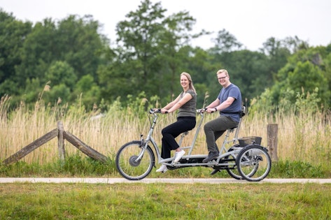 Vélos tandem classiques ou côte à côte, disponibles en VAE